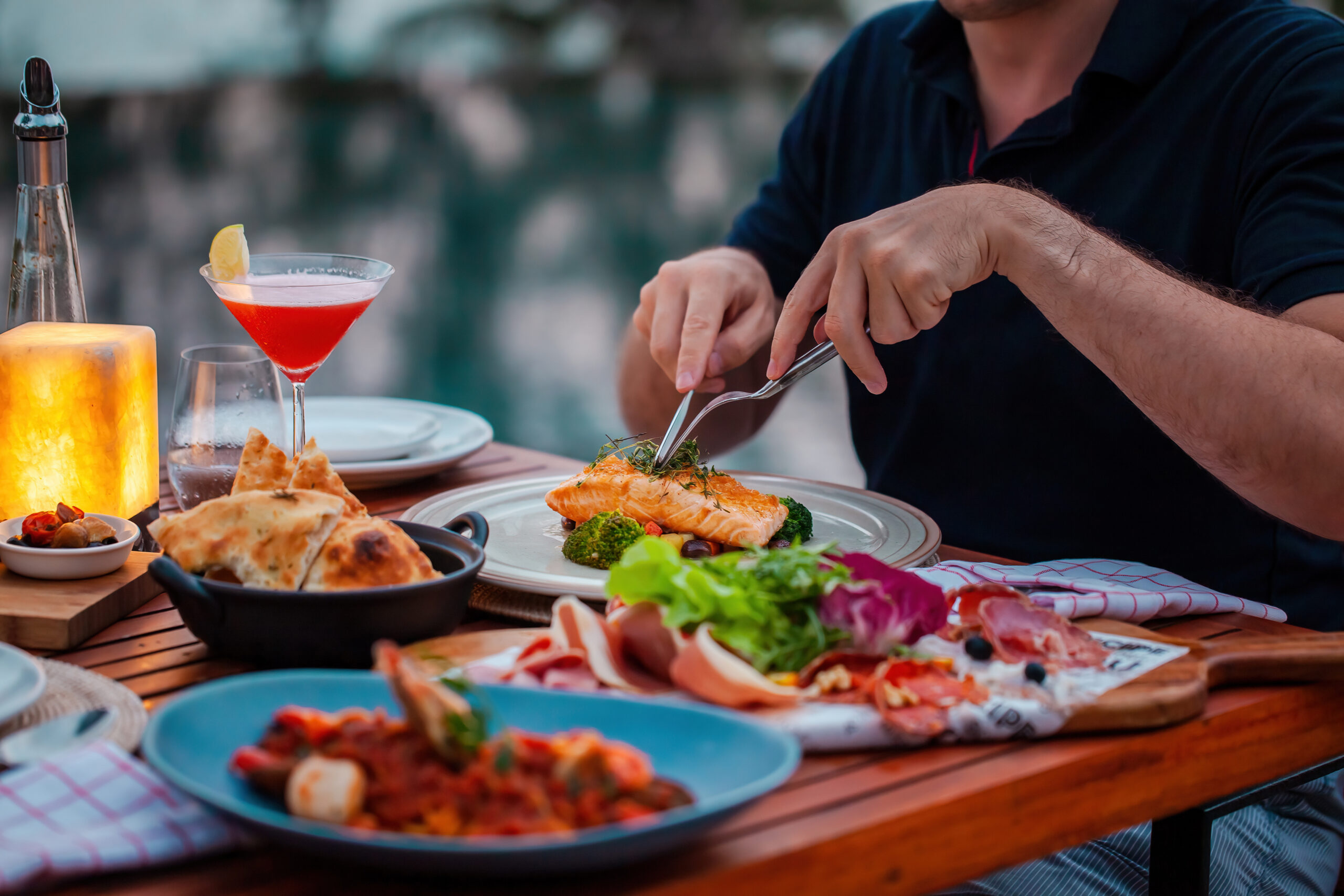 He Went On A $1,700 Dinner Date With A Girl Who Catfished Him - Chip Chick