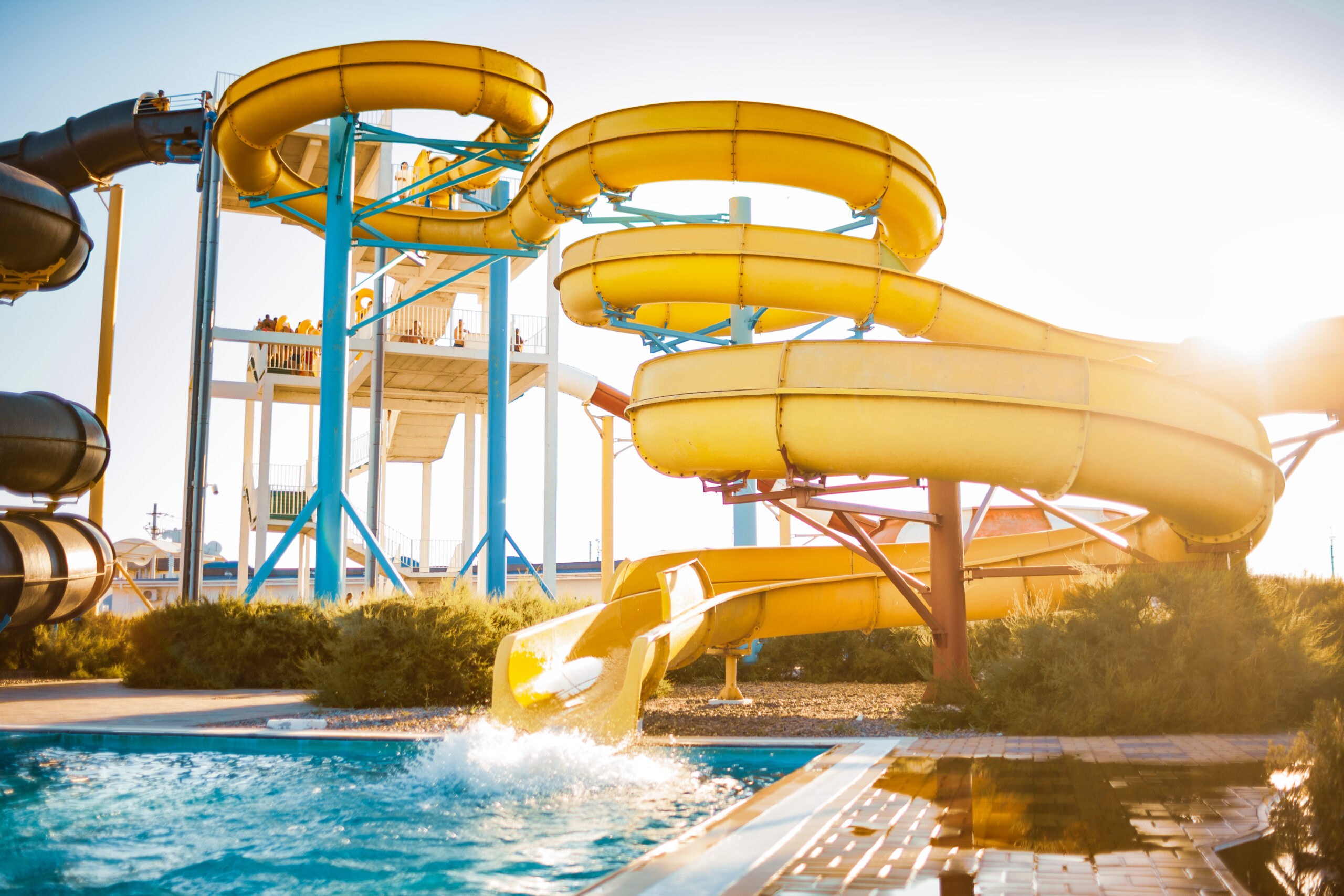He Walked Down A 100-Person Long Line Waiting For A Water Slide Just To ...