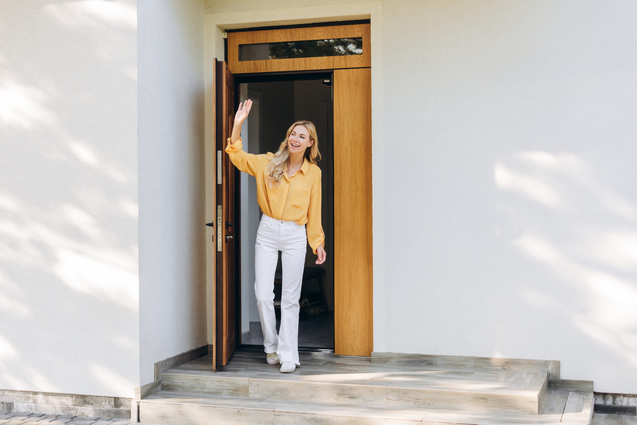 Her Neighbor Left Her A Passive-Aggressive Note On Her Front Door About ...