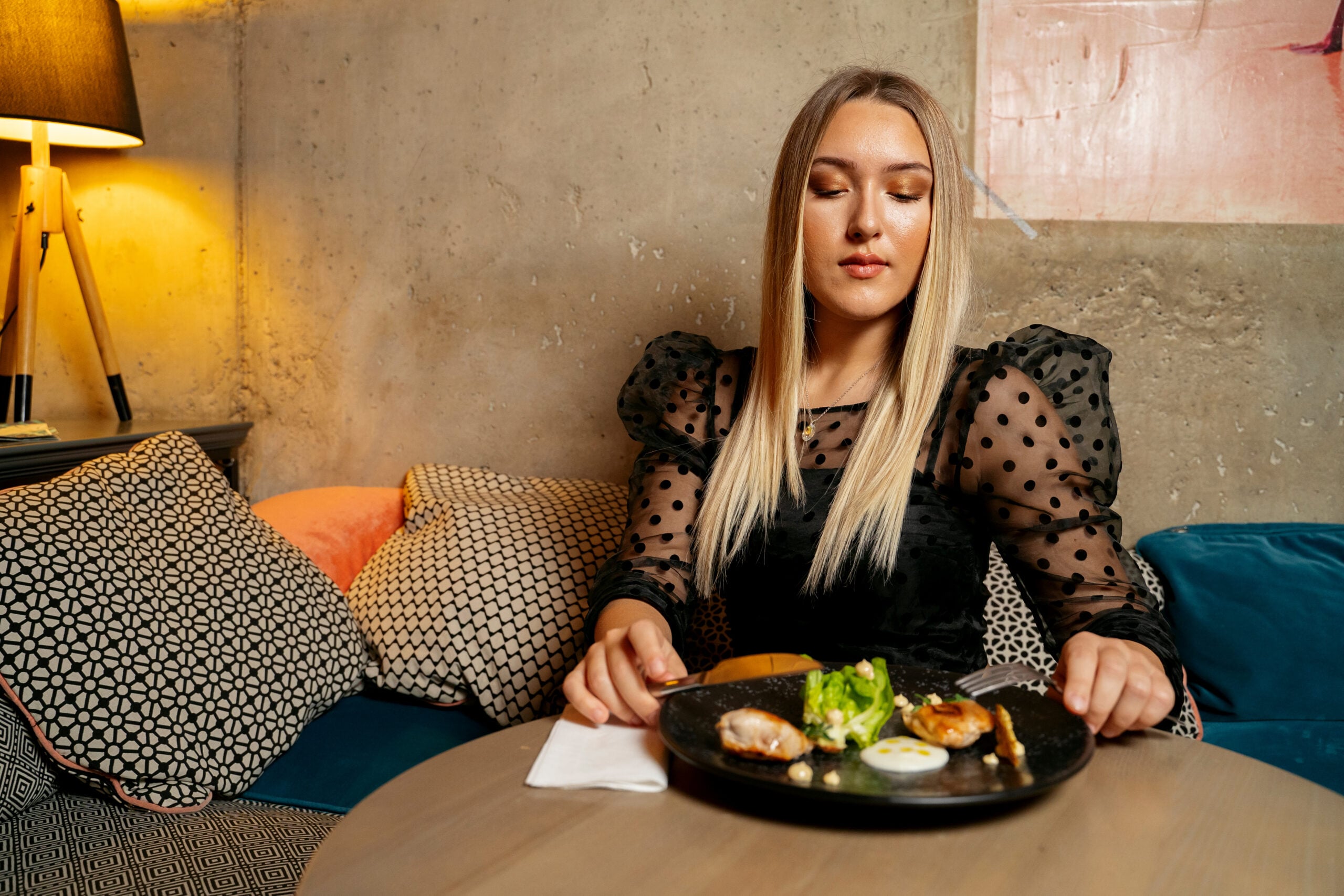 She Went On A Date With A Man Who Got Angry After She Ordered Too Many ...
