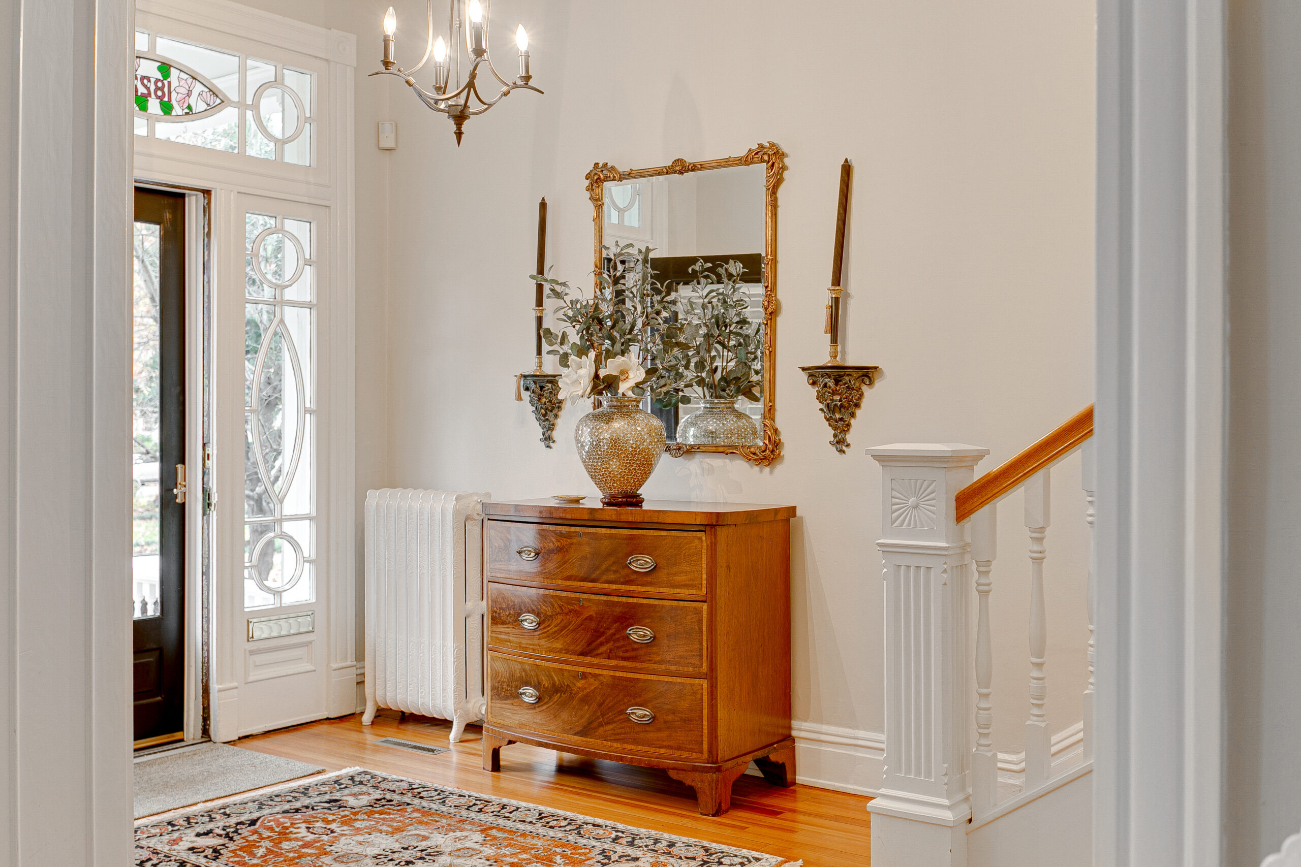 She Saw A Lady In The Mirror Her Mom Bought At An Estate Sale And ...